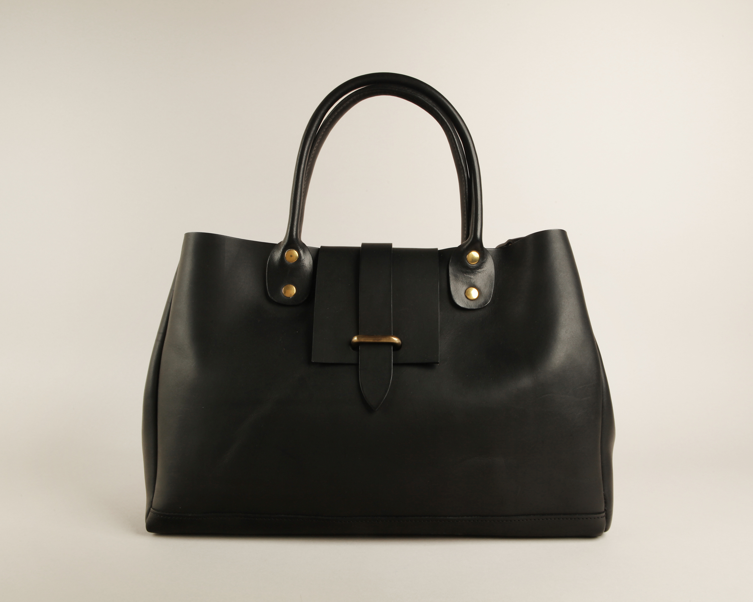 Pochette Le Sellier en fleur de cuir tannée.